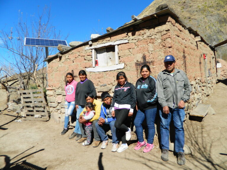 Una familia posa delante de su vivienda y su panel fotovoltaico en ...