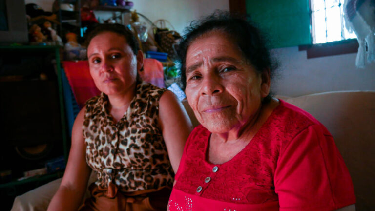 Eusebia Portillo y su hija Rosa María Portillo, en su casa en el barrio ...